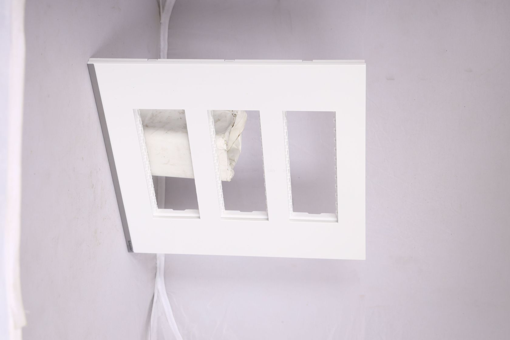 Buy Legrand Myrius Nextgen 679538 Ice White 18 Module Switch Board ...